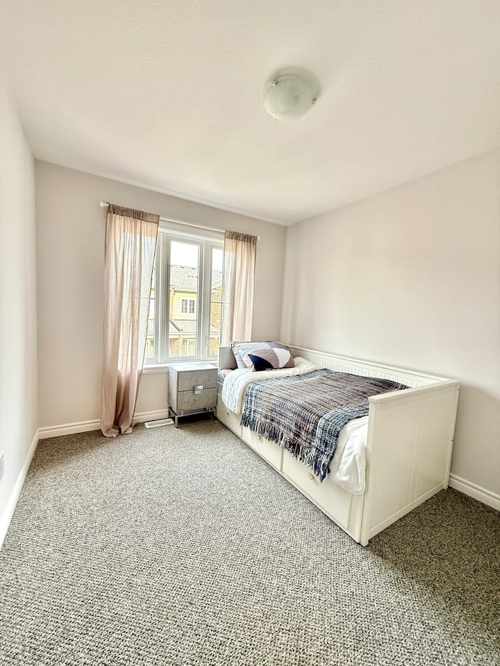 Clean & Modern 3br Stay | Private Balcony - St. George, Canada