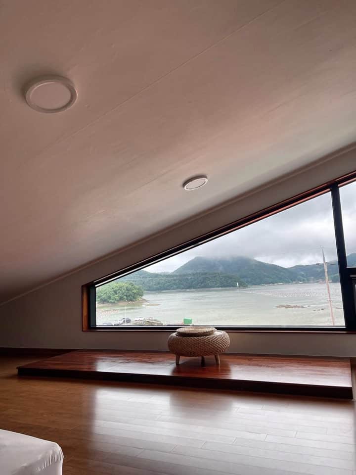 장복스테이2 ㆍ2호
야외수영장오픈
2인-5인 가능한 숙소입니다
복층 침대1 ㆍ요ㆍ이불 - 미수동