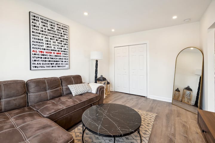 2 Bedroom 1 Bath Upper Duplex - Montreal