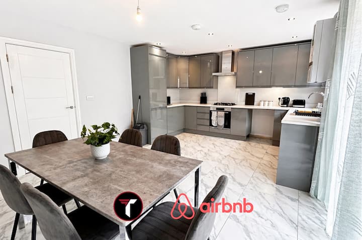 Relocation-friendly 4br Home With Parking - 法納姆