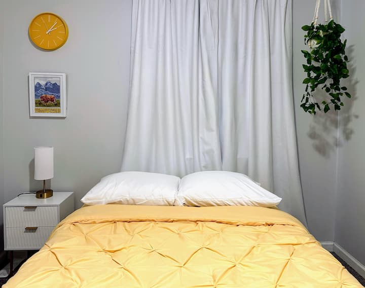 Vibrant Yellow Stay Near Metro (Room #2) - Alexandria, VA