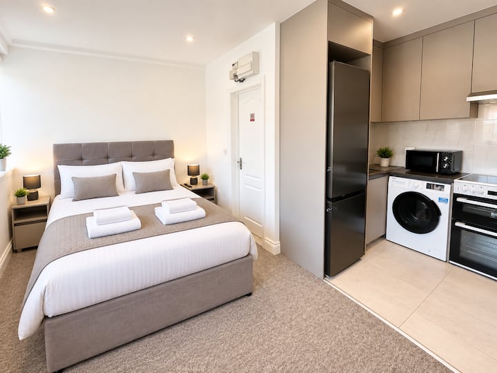 Spacious Modern, Private Flat, 15 Mins To London - Hertfordshire