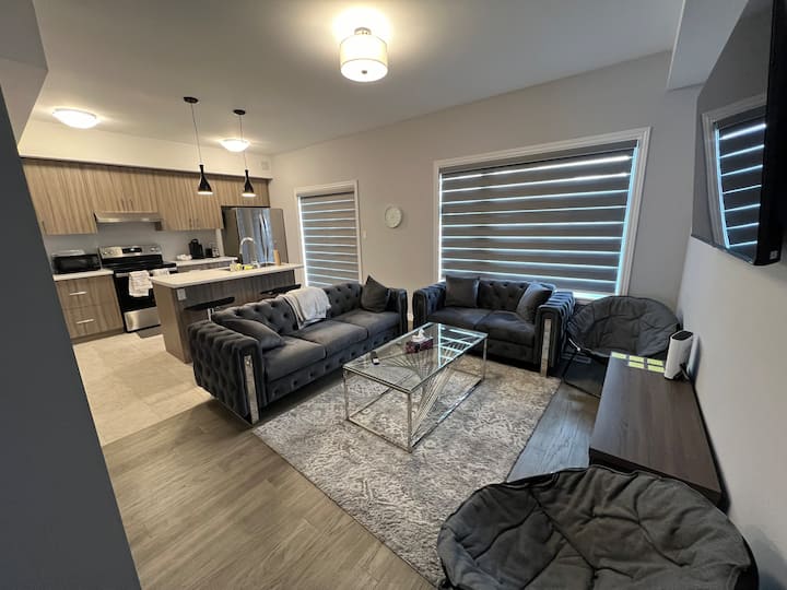 Cozy Modern Retreat In The Heart Of Niagara Falls. - Niagara Falls