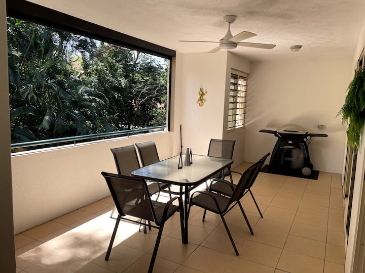 Spacious Apartment - Short Walk To Beach & Shops! - Cairns