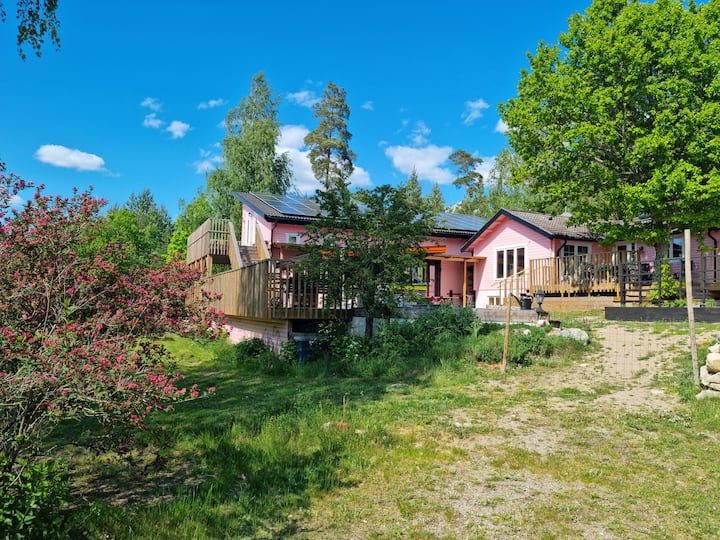 Det Rosa Huset.
Kreativt Boende I Musikstudio. - Gnesta