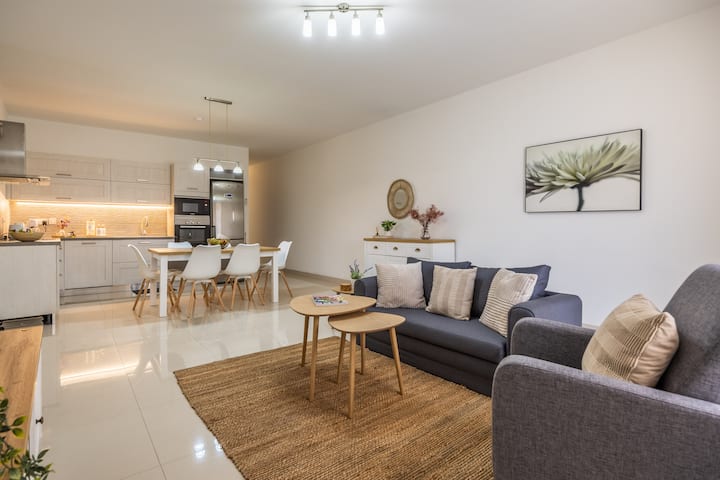 Beautiful 3 Bdr Apartment With Terrace In Gzira - La Valeta