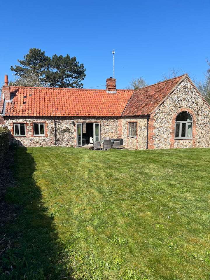 Quiet, Secluded Cottage, Near North Norfolk Coast. - Holt