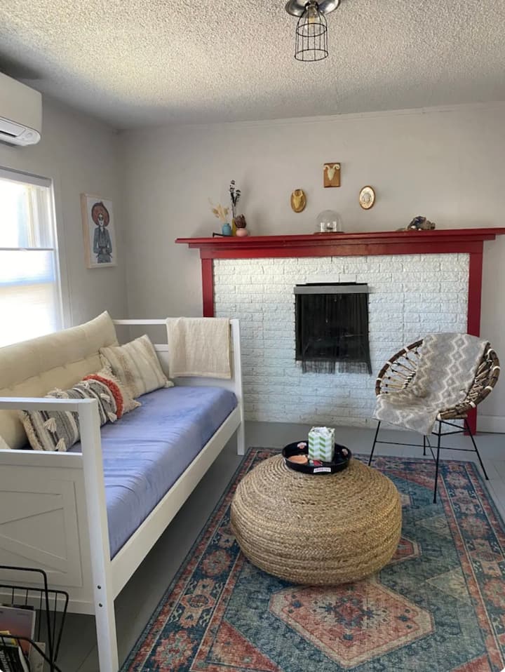 La Casita Azul: Cozy Adobe With Outdoor Fire Pit - Marfa, TX