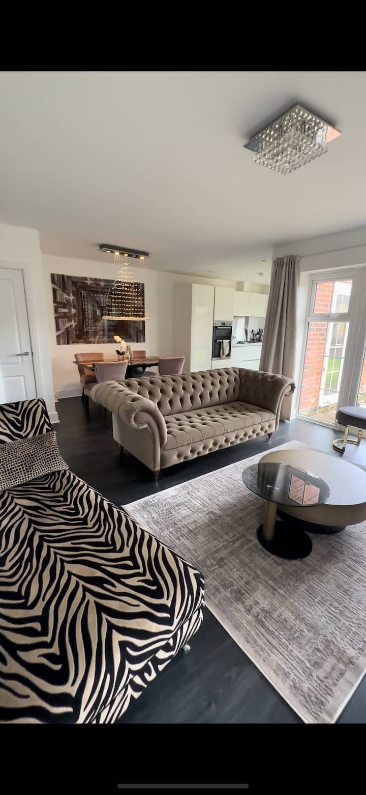 3 Bed House Short Long Stay 
In Iver Heath - Slough