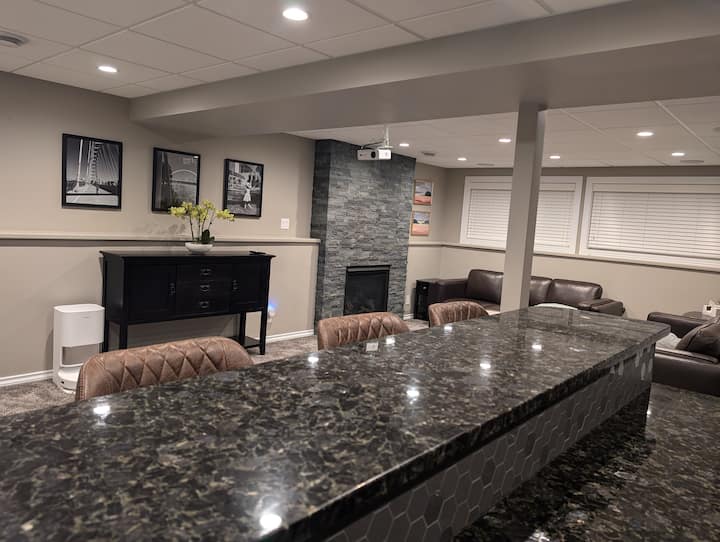 Luxury - Steam Shower/90" Tv/family Friendly - 에드먼턴