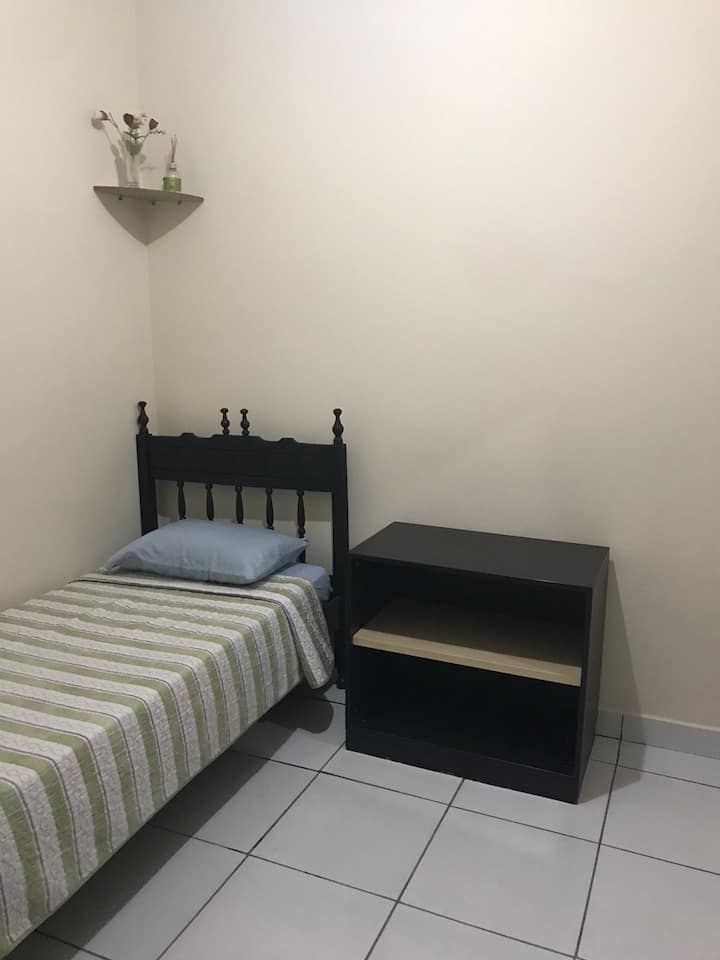 (Quarto 07) Uma Cama De Solteiro Em Pousada - Campo Grande
