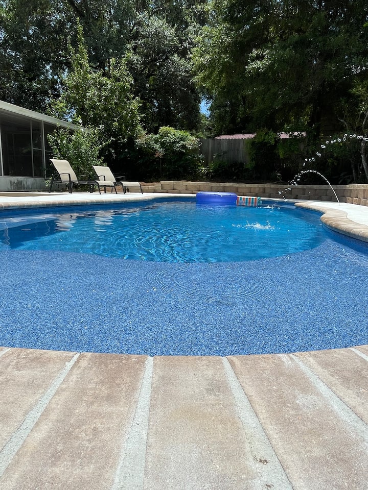 Great Location With Relaxing Pool - Florida