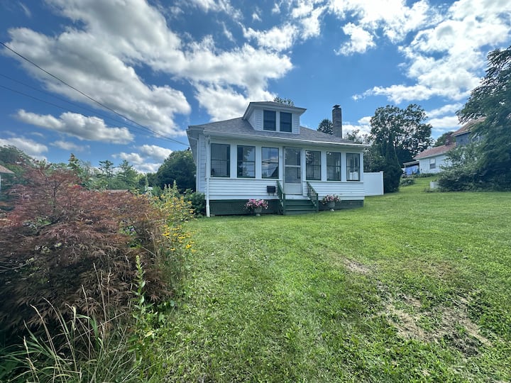 Charming Berkshire Cottage - Lenox, MA