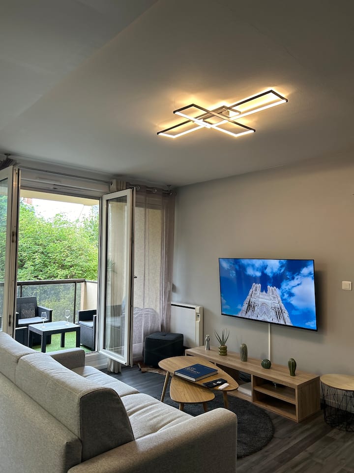 Appartement Hyper-centre Reims Avec Parking - Reims