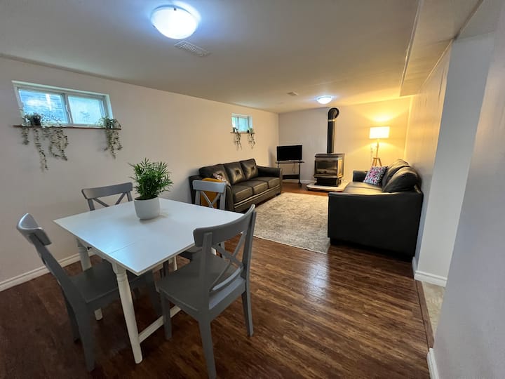 Bright & Cozy 1br Basement Apartment - Aurora