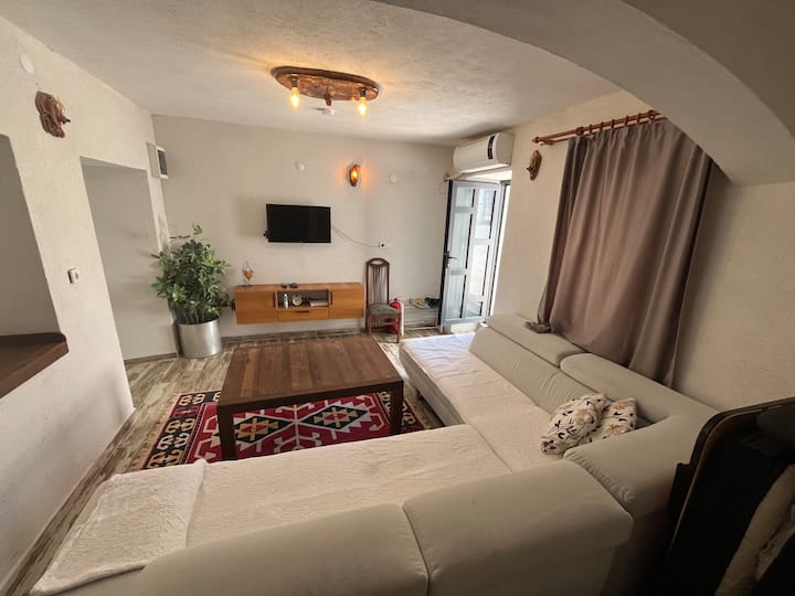 Bodrum Merkez Taş Bina Müstakil - Bodrum