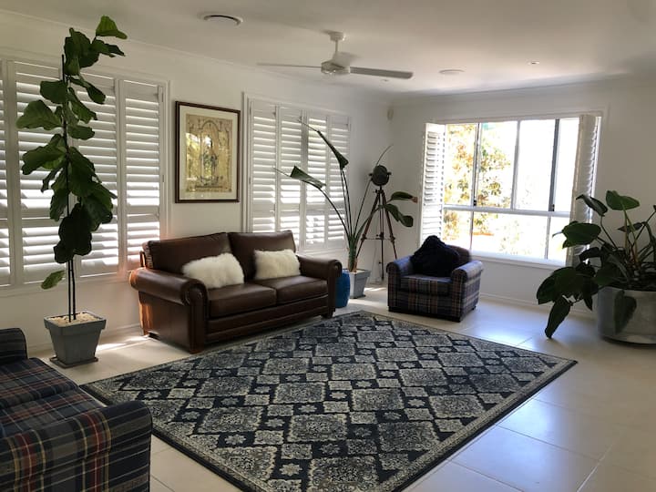 ‘Hamptons On Savoy’ Walk To Beach - Surfers Paradise