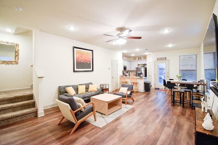 Vet-owned Perfect For Bmt Stay | 7 Beds, Sleeps 8! - San Antonio