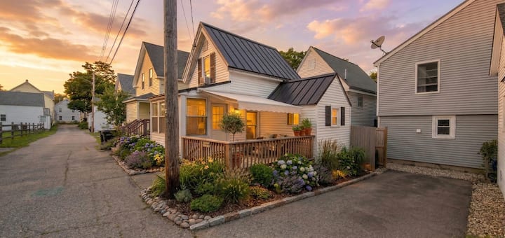 Romantic Cottage • Walk To Beach • Pet Friendly - Scarborough