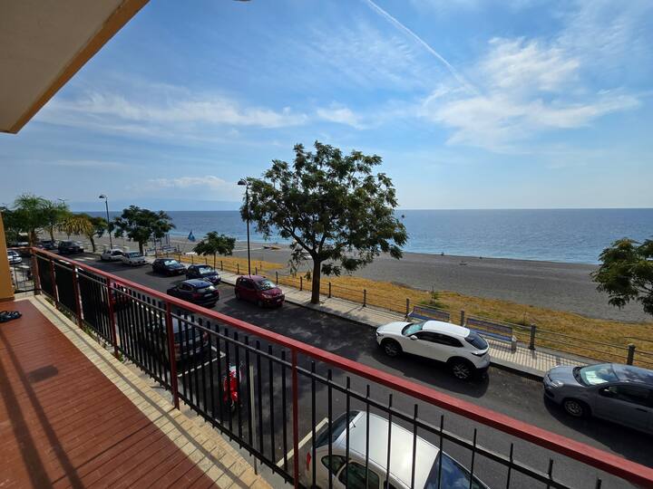 Large Spacious, Beach Front Apartment. - Nizza di Sicilia