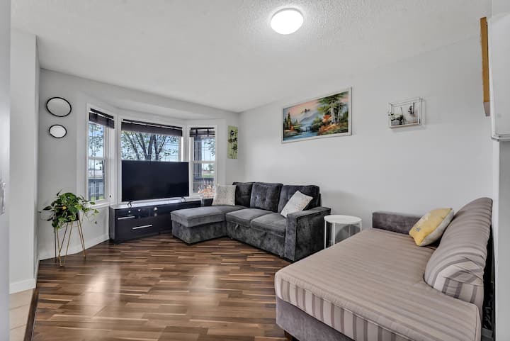 Family Friendly Home Near Yyc [Main Floor Suite] - Calgary