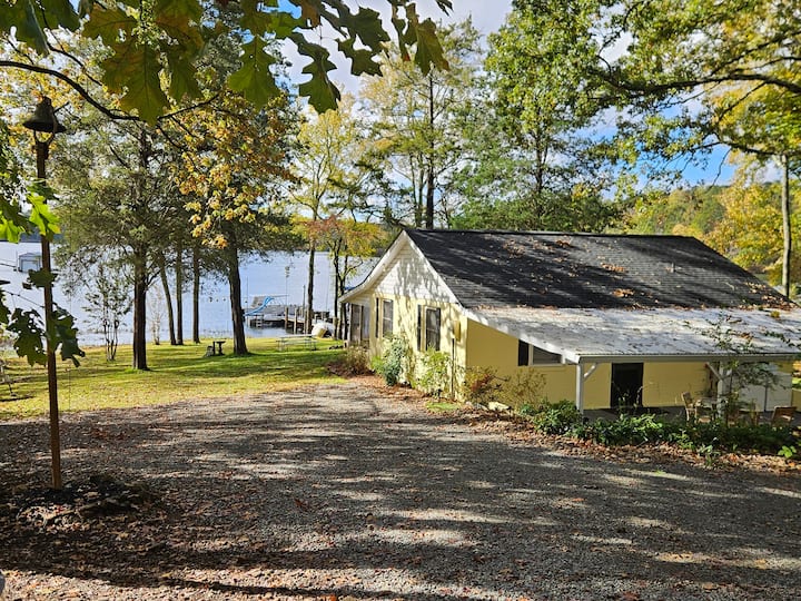Gentle Slope Big Parking Lakefront Cottage - Charlotte, NC