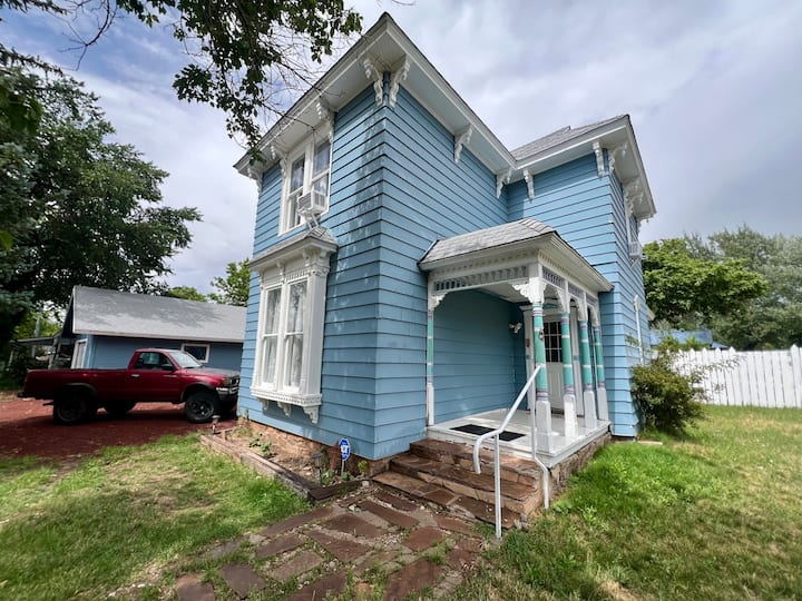 The Big Blue Victorian - Williams, AZ