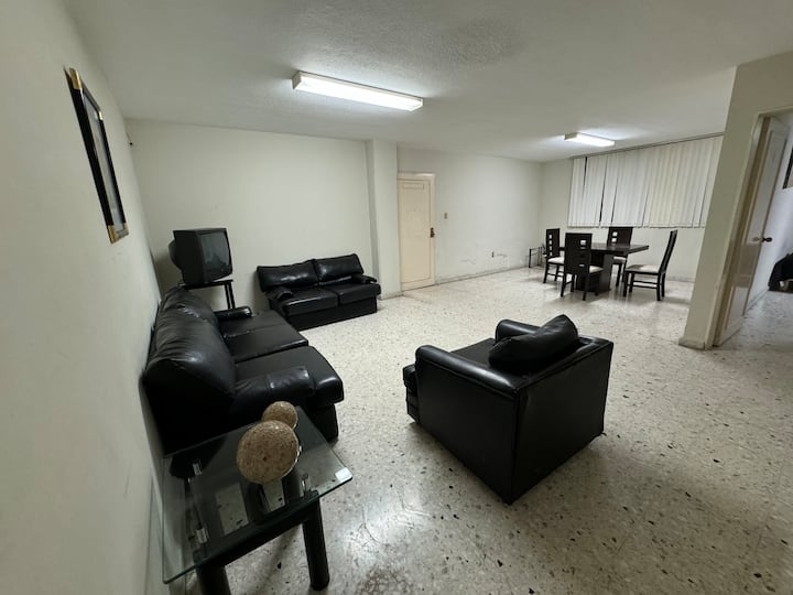 D103 3-10 Pers. Céntrico Y Acceso Blvd. Principal - León