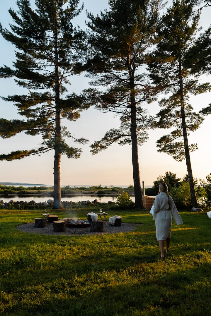 Scandinavian-inspired Lake House On Lake Superior - Ontario