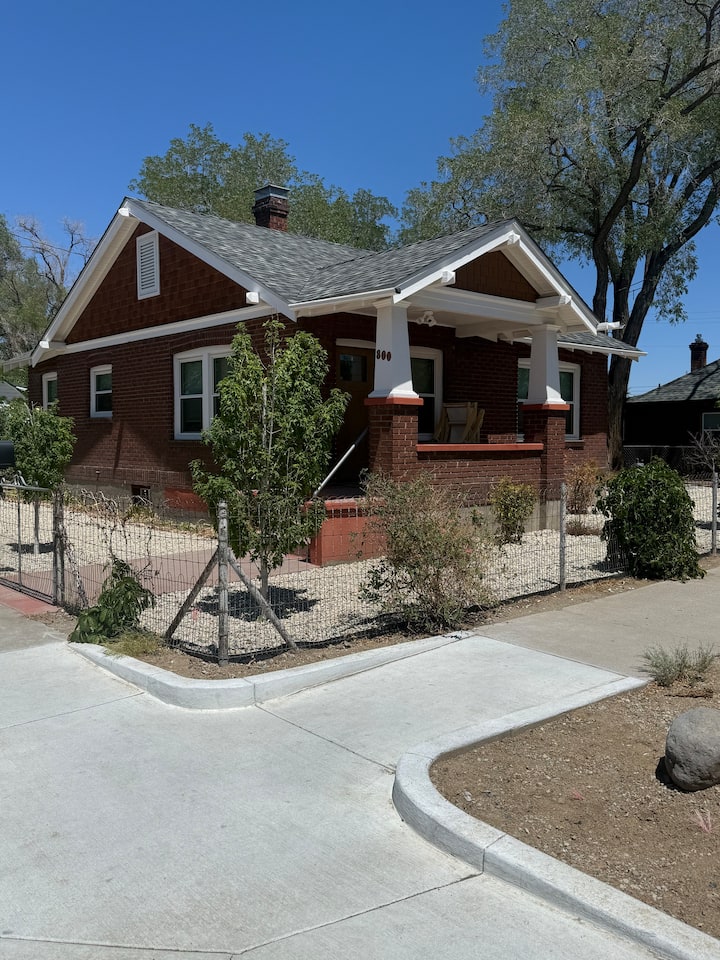 Tastefully Remodeled Brick Bungalow 1 Block To I80 - Circus Circus Reno