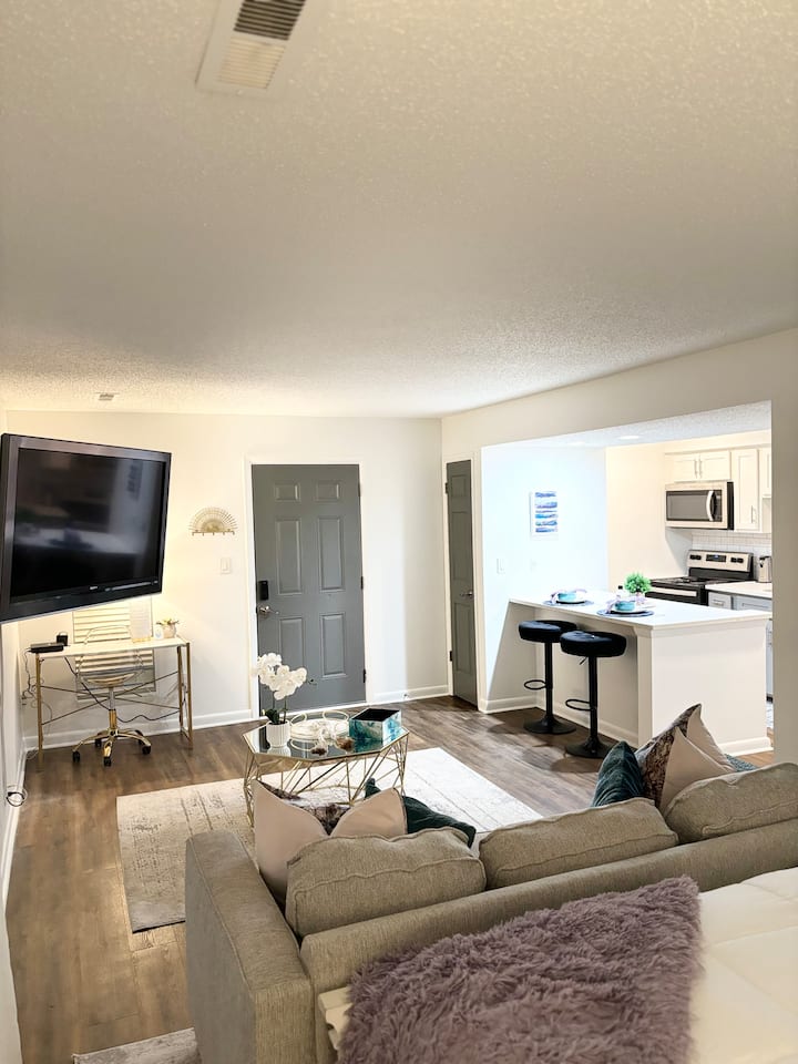 Elegant Oasis Studio Retreat Central Loc By Orion - Huntsville, AL