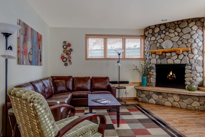 Mountains & Main St. Condo W/ Free Parking Spots! - Breckenridge, CO
