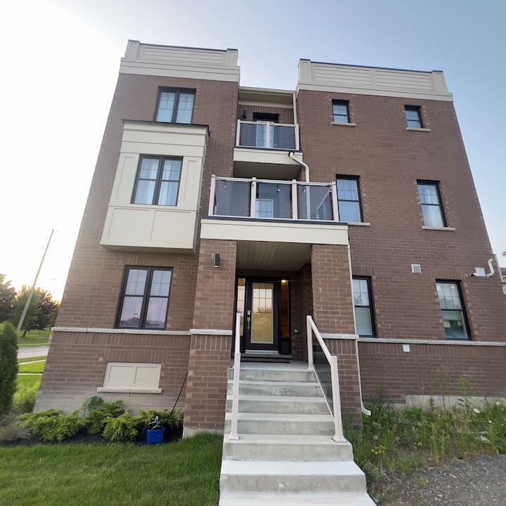 3 Bedroom Luxury Towns Green Rd - Bowmanville