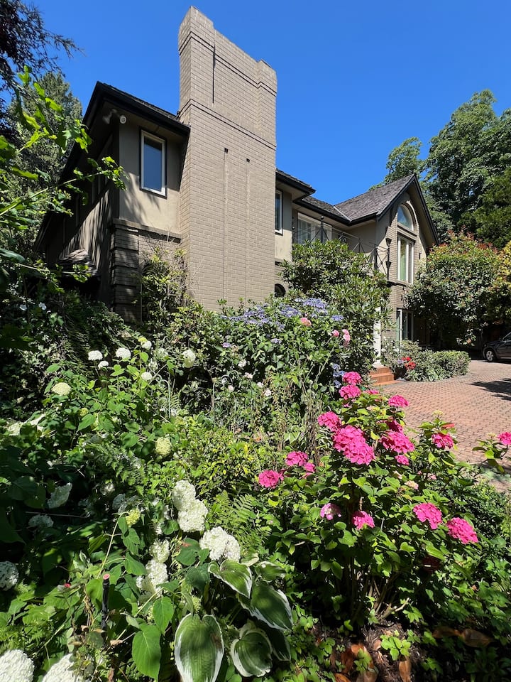 Luxury 6-bed Suite At The Mccleery Inn - Vancouver Island