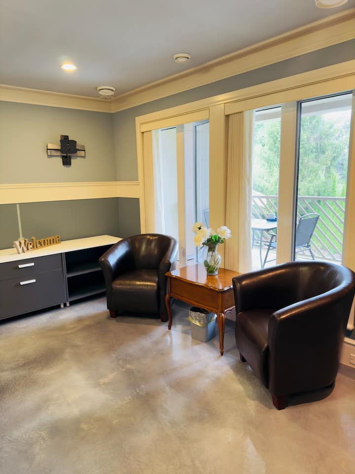 Room 3 Comfortable Queen Size Suite - New Westminster