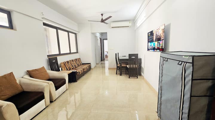 Cozy & Stylish 2bhk With Serene Lake &Garden Views - Kalyan