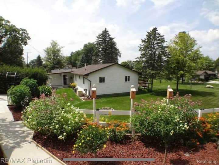 Lakeside Ranch Retreat. - Chelsea, MI