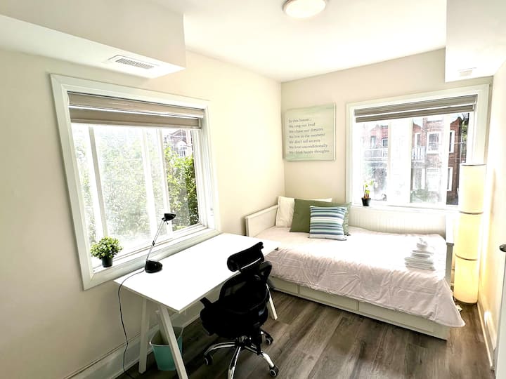 2nd Floor Sunfilled Apt Privatebath - Toronto