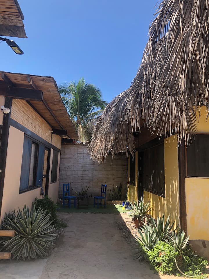 Kiba House. Bungalows Cerca Al Mar. Pizzería. - Máncora