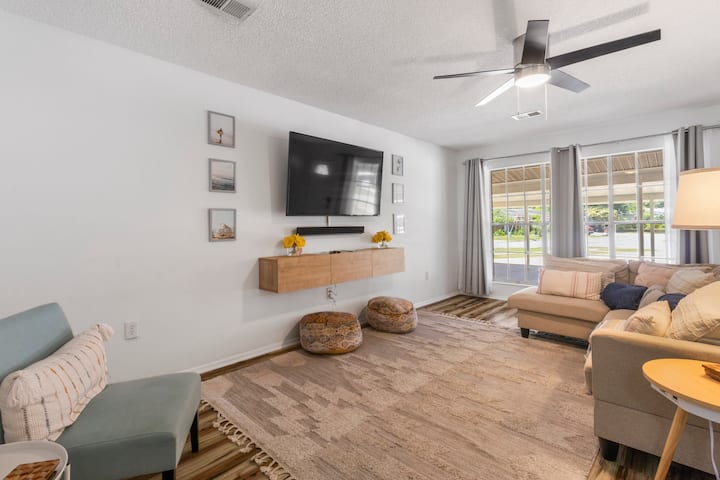 Coastal 5br, Pool Home Just Minutes From The Beach - Fort Walton Beach, FL