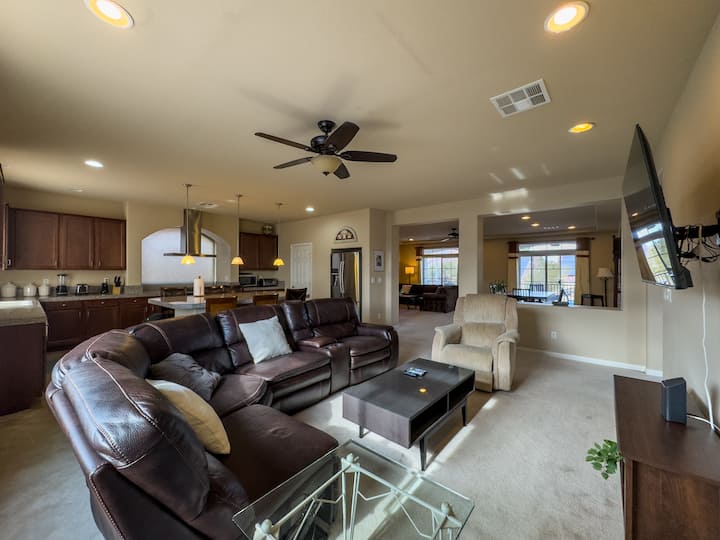 Luxuriously Spacious•12 Person Home•5br•near Strip - Las Vegas