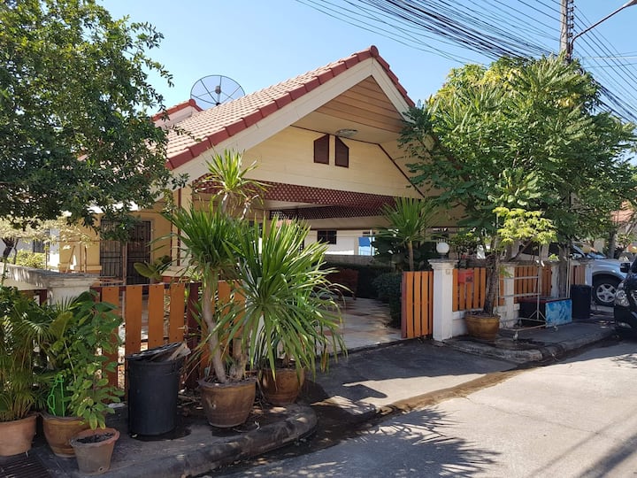 บ้านพักเงียบสงบใกล้ม.ขอนแก่นและสนามบินขอนแก่นในหมู่บ้านจัดสรร - Samran