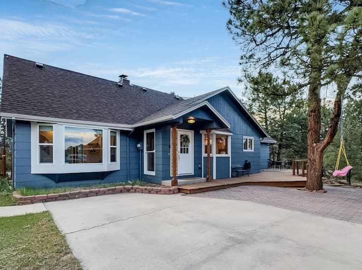 6br Spacious Family Retreat | Pikes Peak Views - Colorado Springs, CO