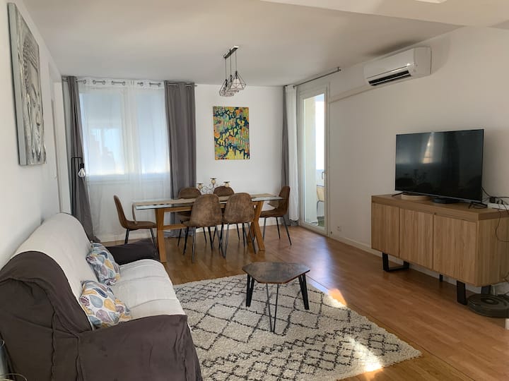 Chambre Dans Coloc Au 5e Sans Ascenseur Avec Chat - Nîmes