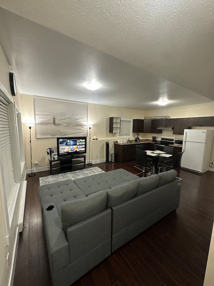 Private Spacious 2-bed 1 Bath Suite/with Laundry - Abbotsford