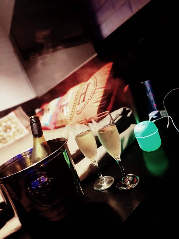 超好氣氛多功能有浴室24小時可容納2人至30人party平日收費438/3 小時假日538/3小時 - Sai Kung