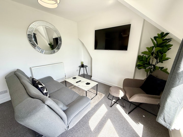 City Centre Embankment View Apartment Sleeps 3 - Cardiff