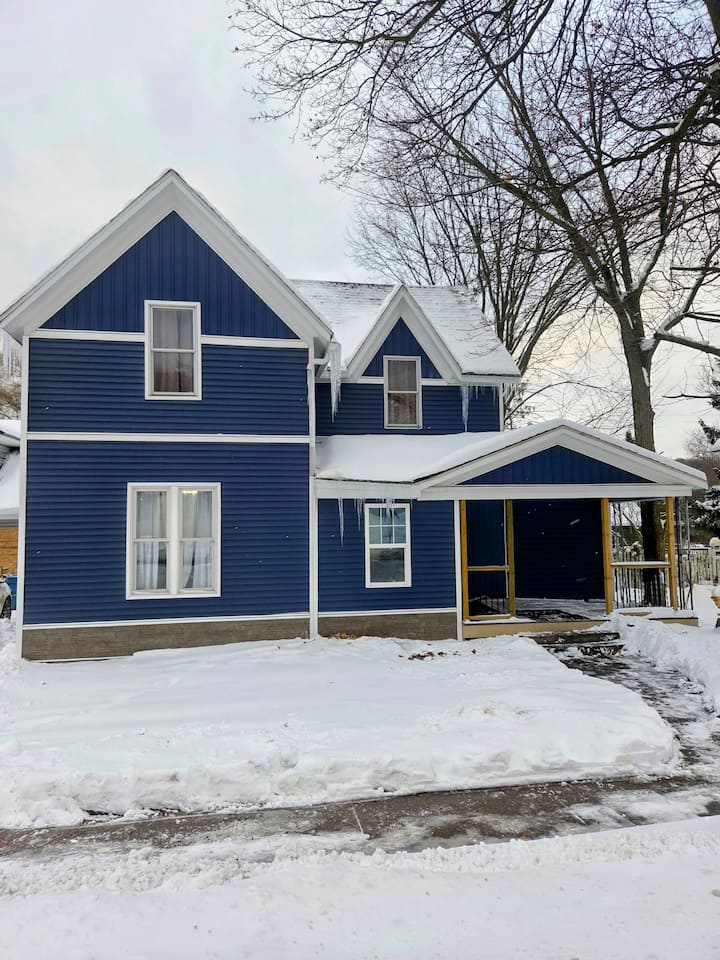 Walk To River-game Room Hot Tub-indoor Pickleball - Honor, MI