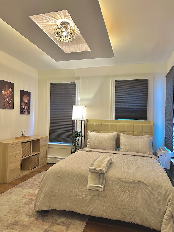 Modern En-suite Bedroom By Yale And Hospital (2) - New Haven, CT