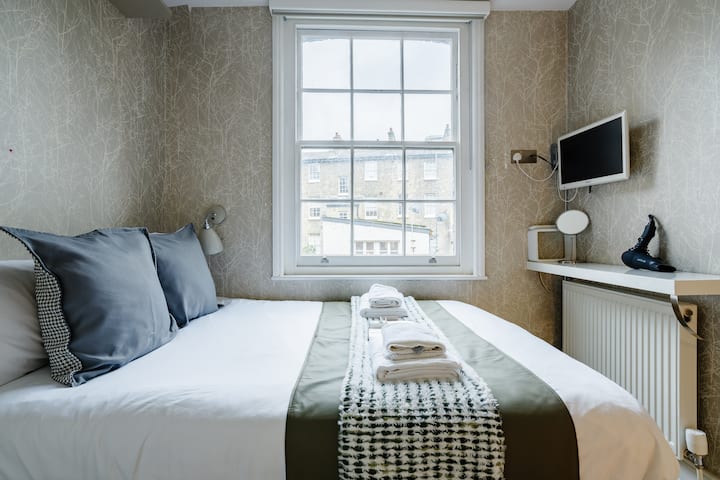 Stargazer's Loft | Skylight Bath In Bedroom - Londres